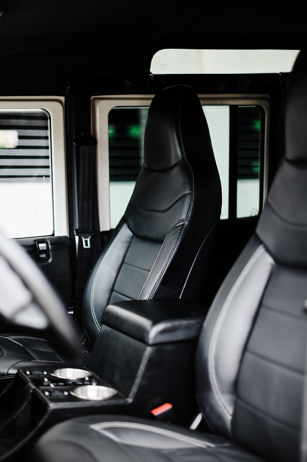 This 1993 Land Rover Defender Has A Powerful Secret – The Extravagant
